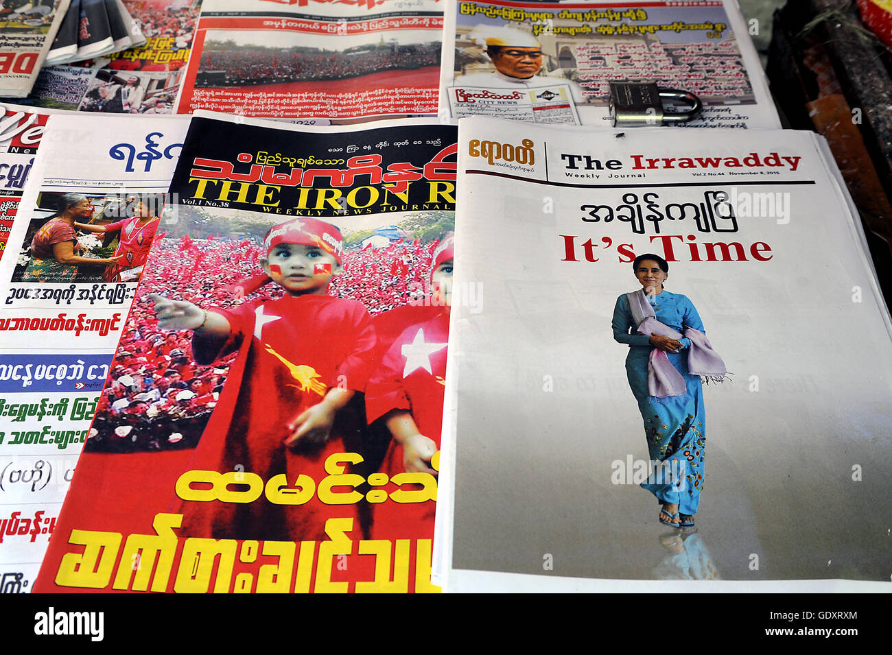 Aung san suu kyi 2015 election hi-res stock photography and images - Alamy