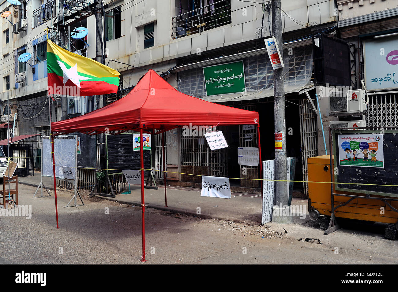Empty polling station hi-res stock photography and images - Alamy