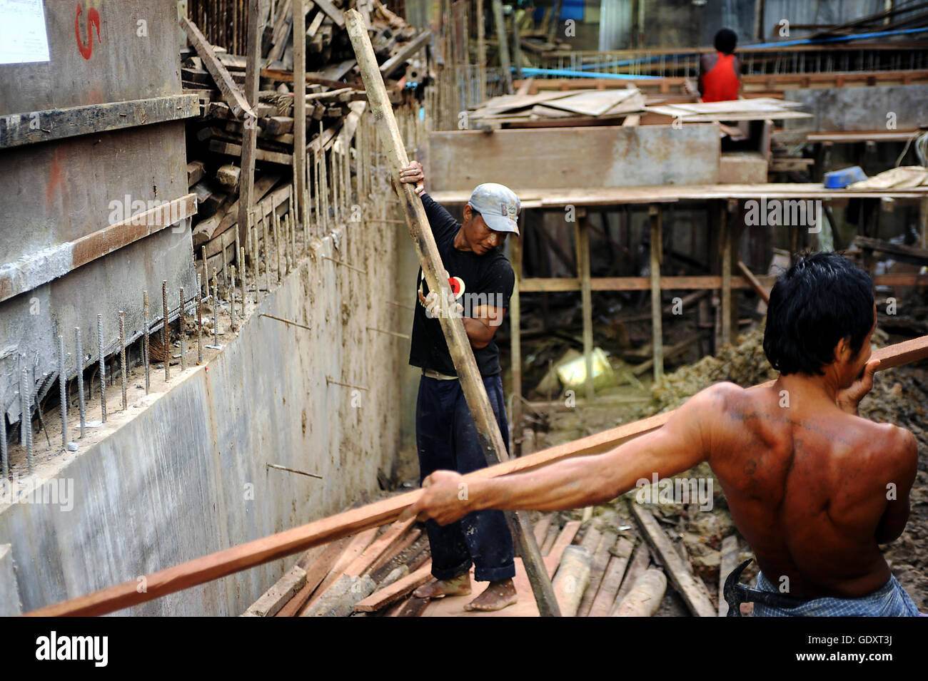 MYANMAR. Yangon. 2014. Construction workers Stock Photo - Alamy
