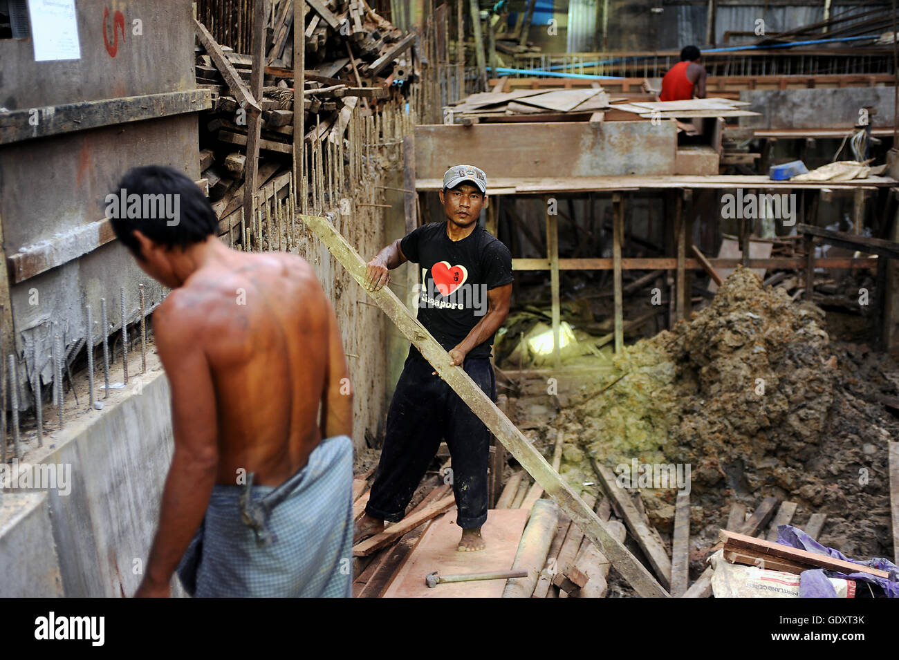 MYANMAR. Yangon. 2014. Construction workers Stock Photo - Alamy