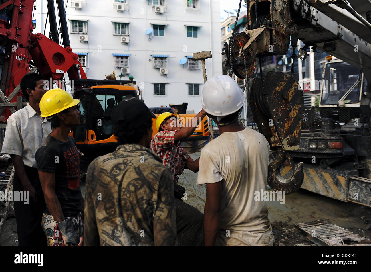 MYANMAR. Yangon. 2014. Construction workers Stock Photo - Alamy
