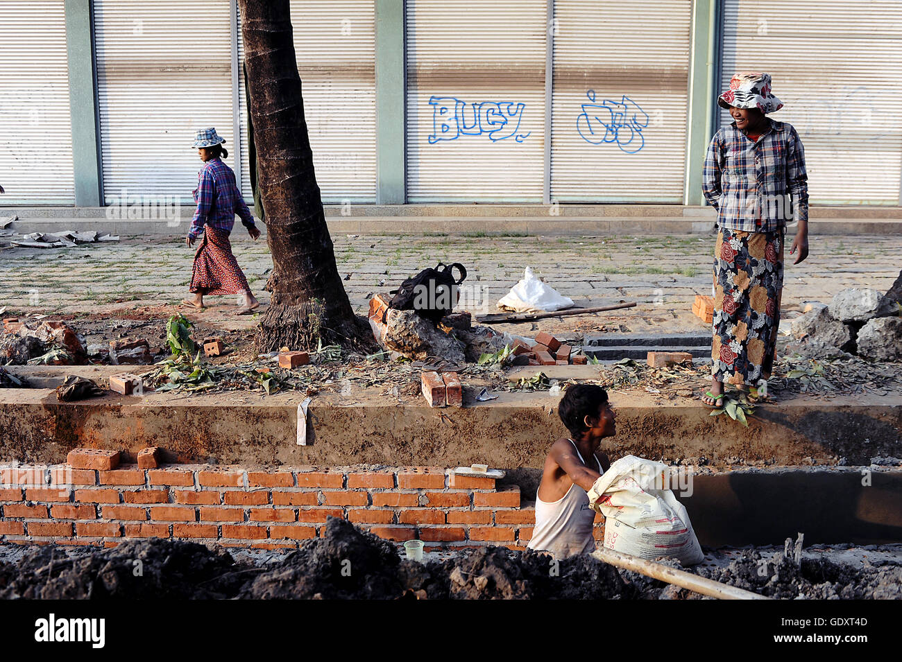MYANMAR. Yangon. 2014. Road construction workers Stock Photo - Alamy