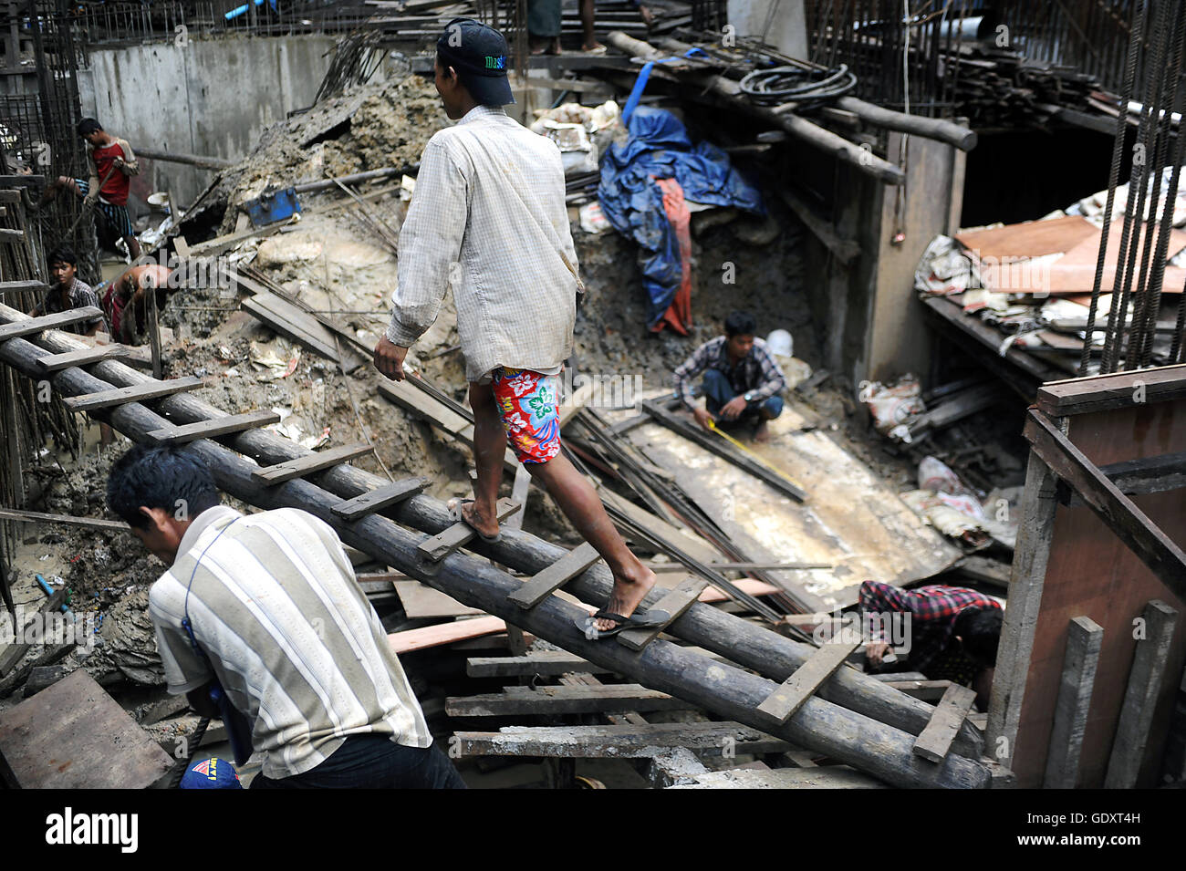 MYANMAR. Yangon. 2014. Construction workers Stock Photo - Alamy