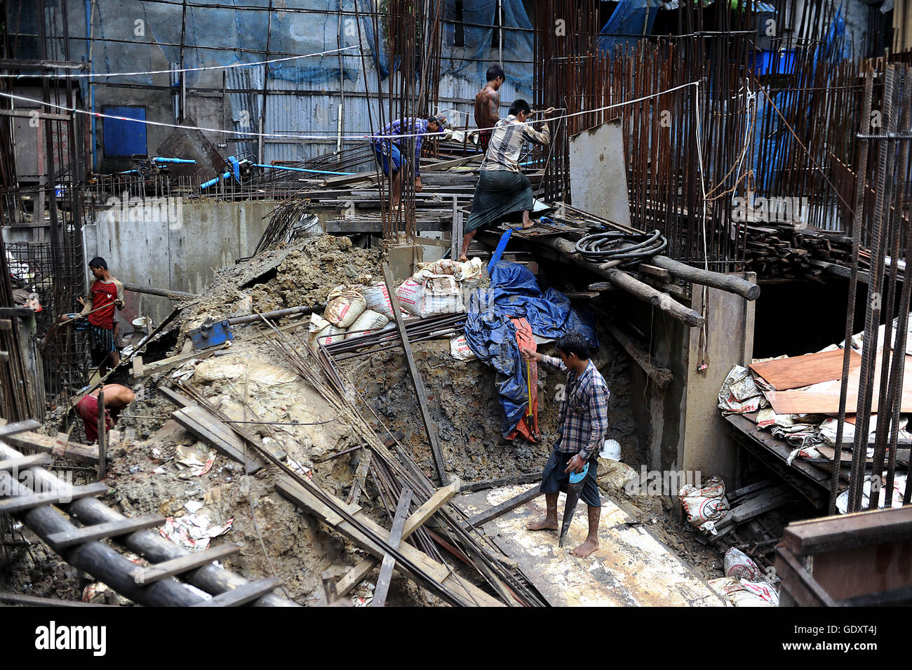 MYANMAR. Yangon. 2014. Construction workers Stock Photo - Alamy