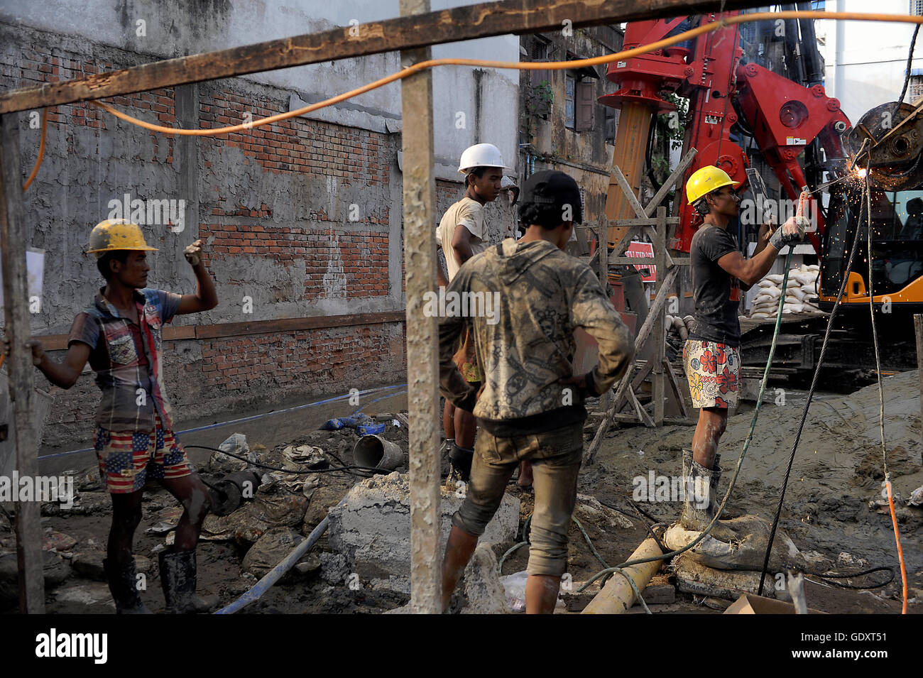 MYANMAR. Yangon. 2014. Construction workers Stock Photo - Alamy