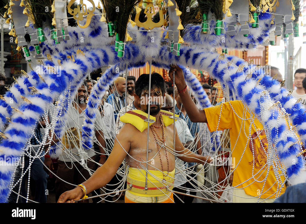 Singapore thaipusam murugan temple tank hi-res stock photography and ...