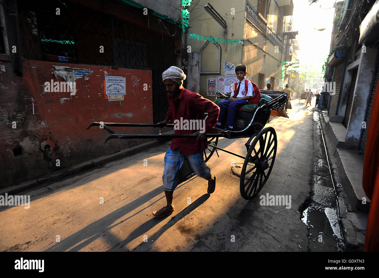 INDIA. Kolkata. 2011. Rickshaw puller Stock Photo - Alamy