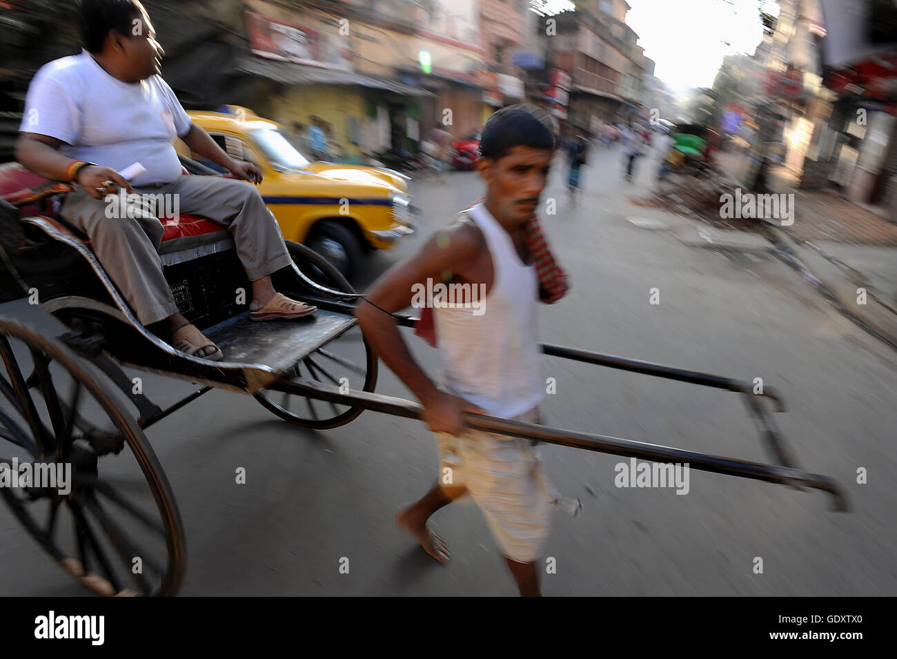 INDIA. Kolkata. 2011. Rickshaw puller Stock Photo - Alamy