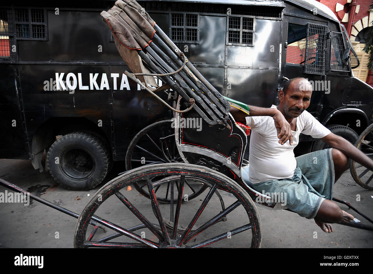INDIA. Kolkata. 2011. Rickshaw puller Stock Photo - Alamy