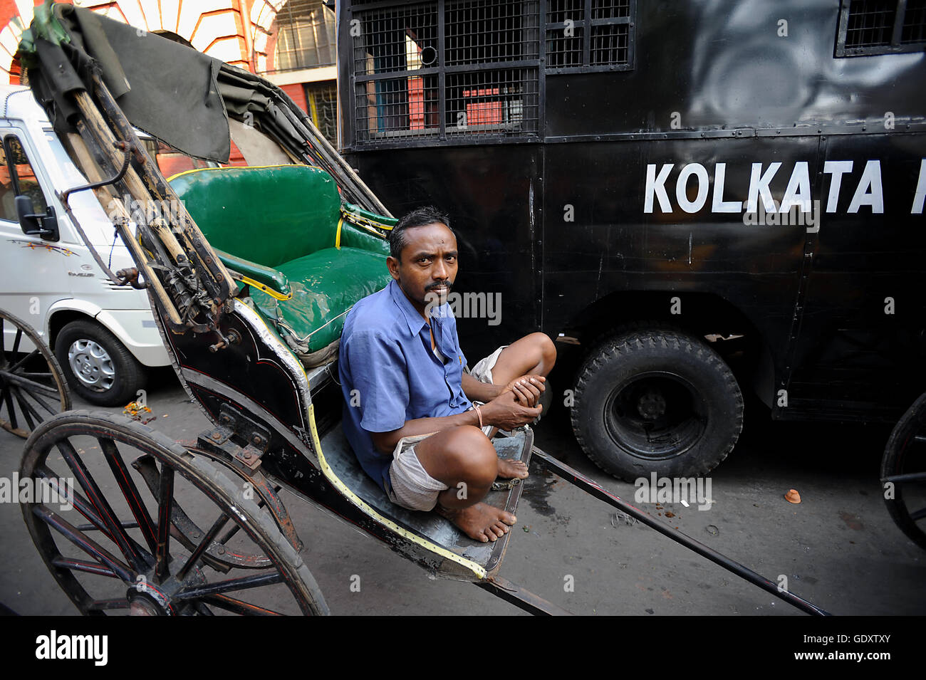 INDIA. Kolkata. 2011. Rickshaw puller Stock Photo - Alamy