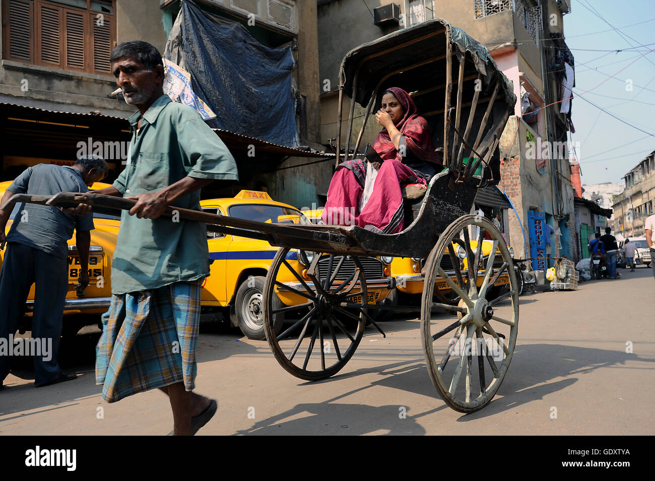 INDIA. Kolkata. 2011. Rickshaw puller Stock Photo - Alamy