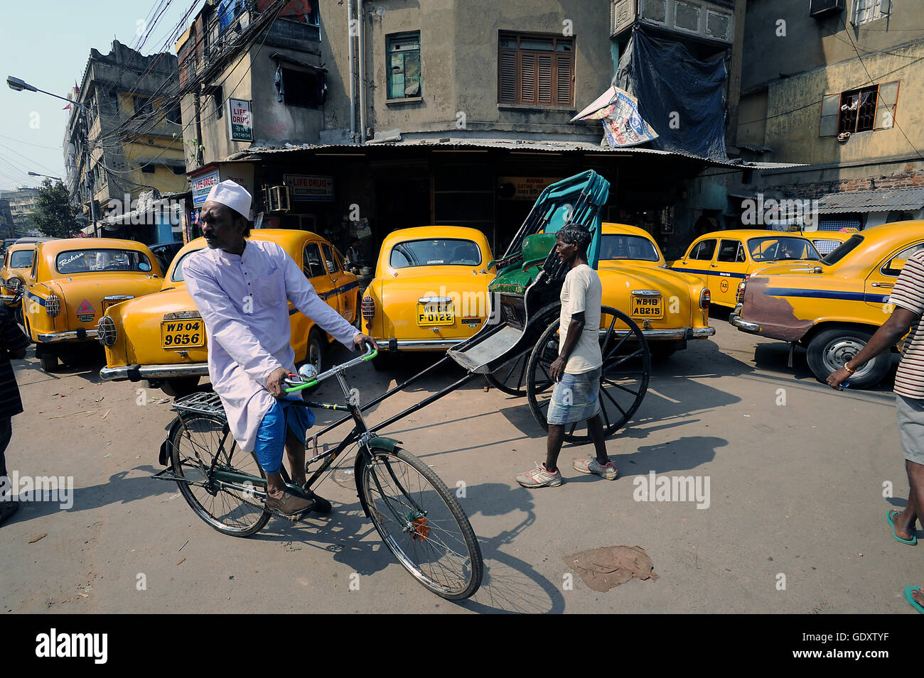 INDIA. Kolkata. 2011. Street scene Stock Photo - Alamy