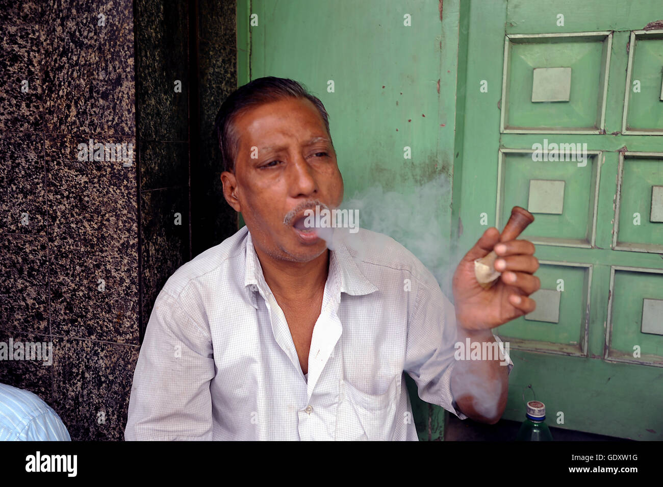 INDIA. Kolkata. 2011. Smoking heads Stock Photo - Alamy
