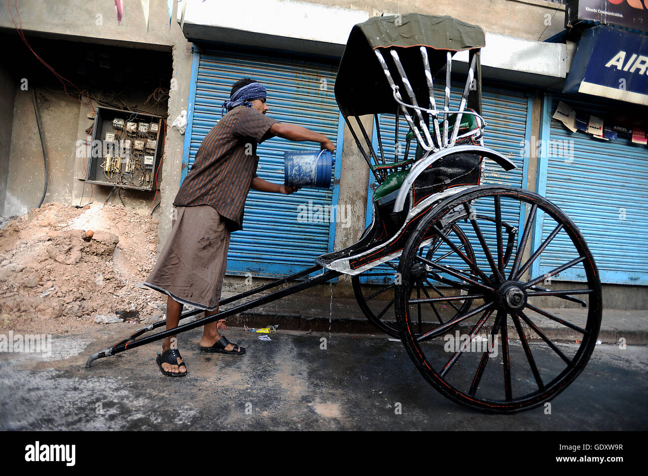 INDIA. Kolkata. 2011. Rickshaw puller Stock Photo - Alamy