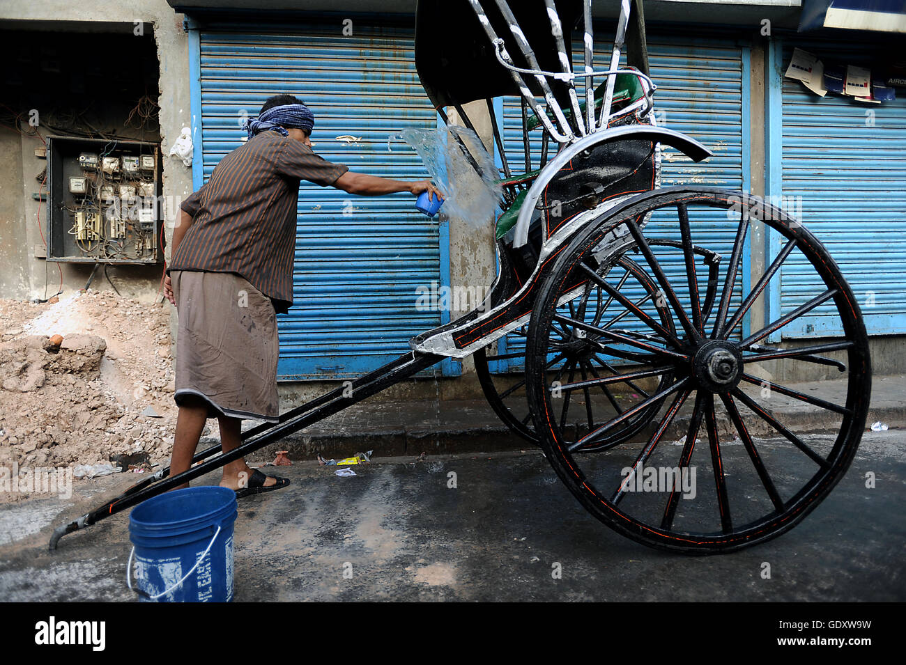 INDIA. Kolkata. 2011. Rickshaw puller Stock Photo - Alamy