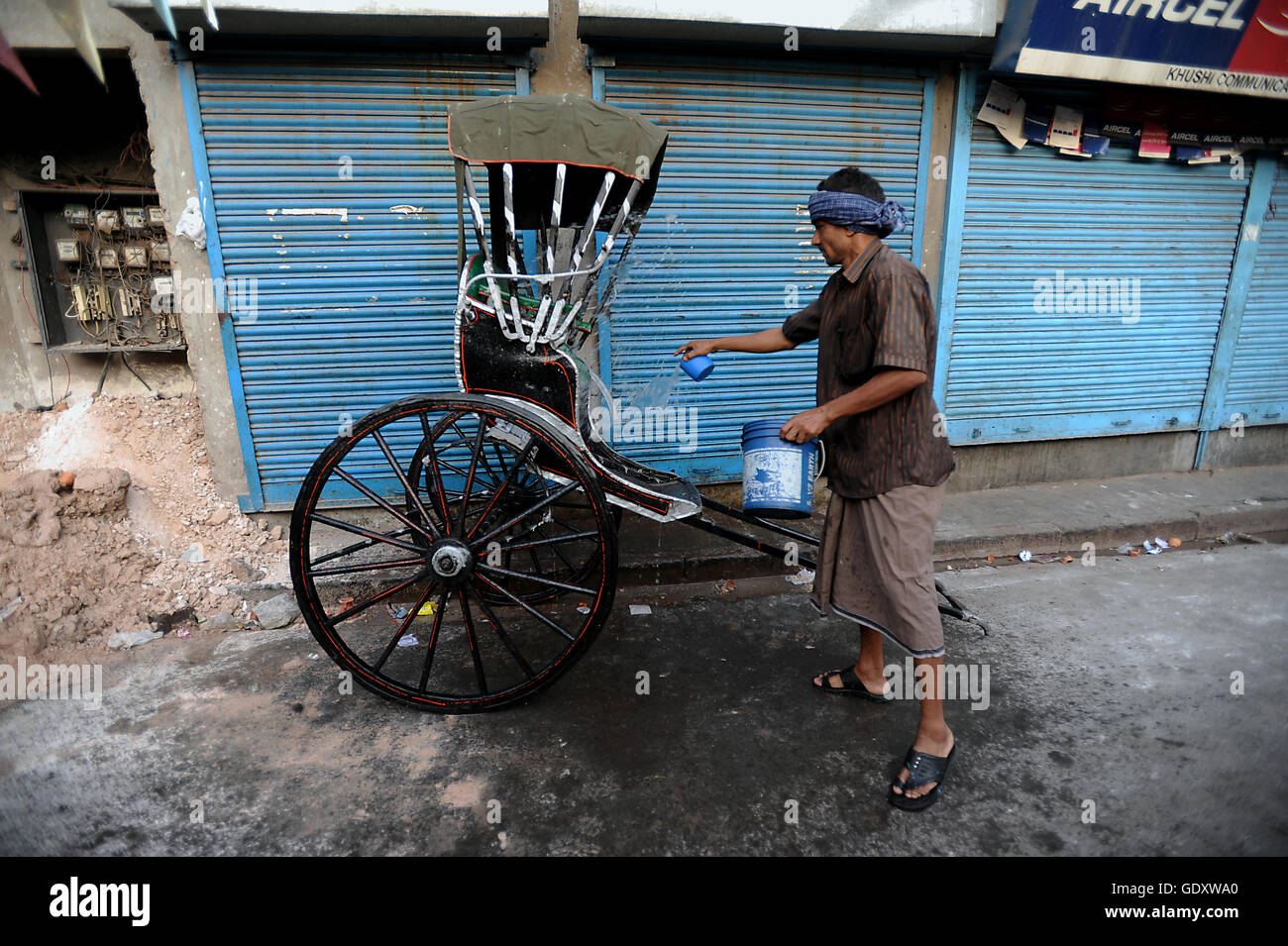 INDIA. Kolkata. 2011. Rickshaw puller Stock Photo - Alamy
