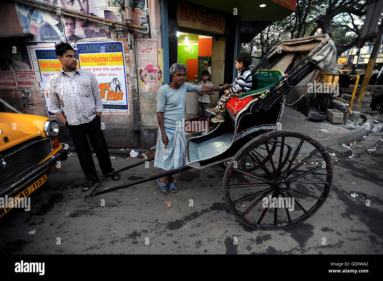 INDIA. Kolkata. 2011. Rickshaw puller Stock Photo - Alamy