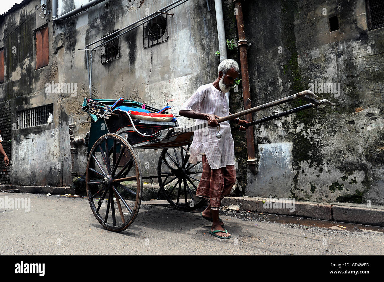 INDIA. Kolkata. 2011. Rickshaw puller Mohamed Stock Photo - Alamy