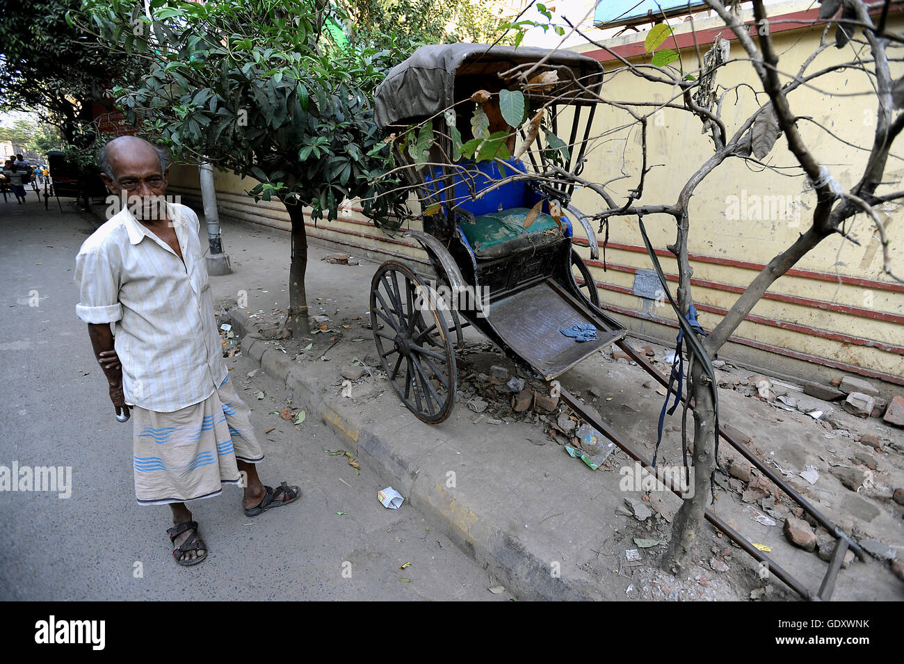 INDIA. Kolkata. 2011. Man and rickshaw Stock Photo - Alamy