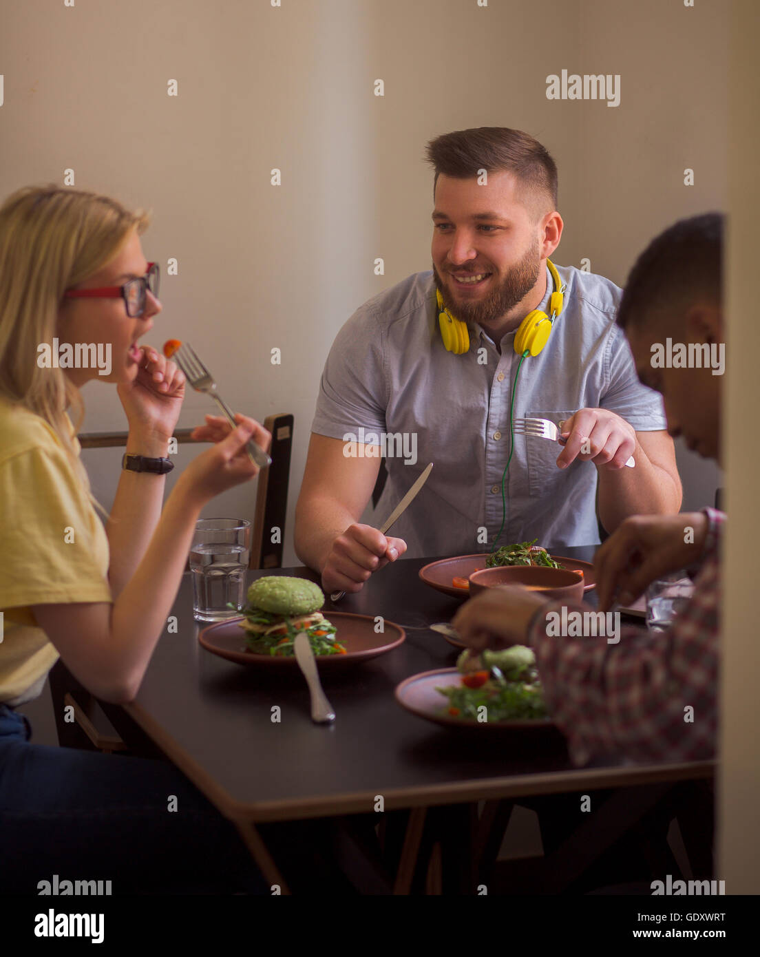 Happy friends in vegan restaurant Stock Photo - Alamy