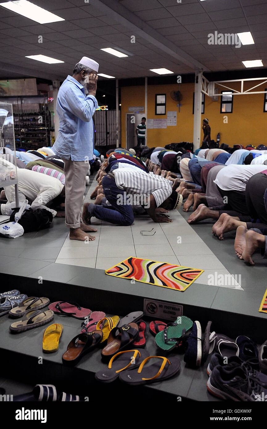 SINGAPORE. 2016. Angullia Mosque Stock Photo - Alamy