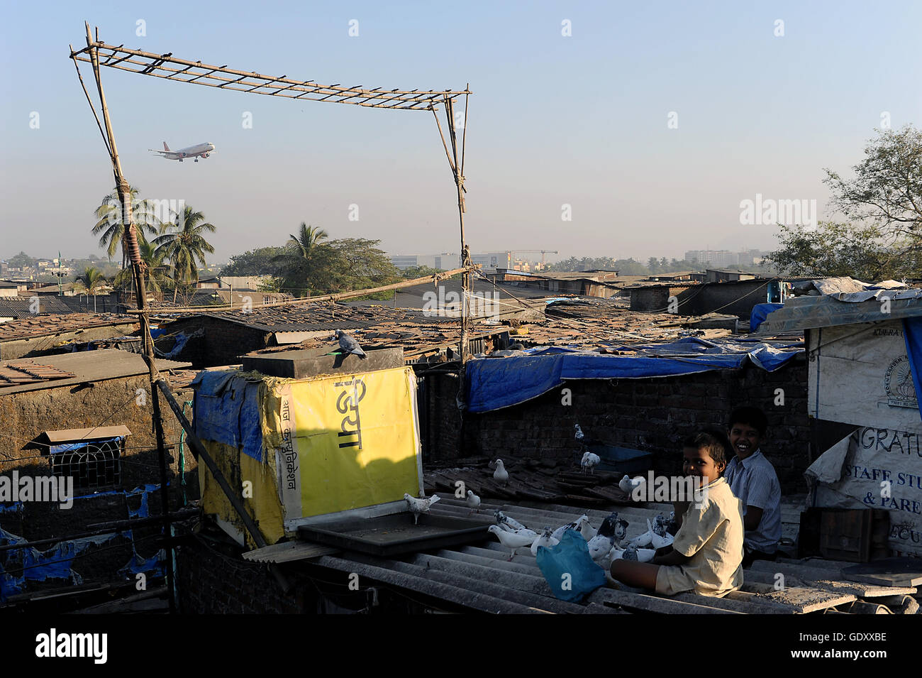 INDIA. Mumbai. 2011. Jari Mari slum Stock Photo - Alamy