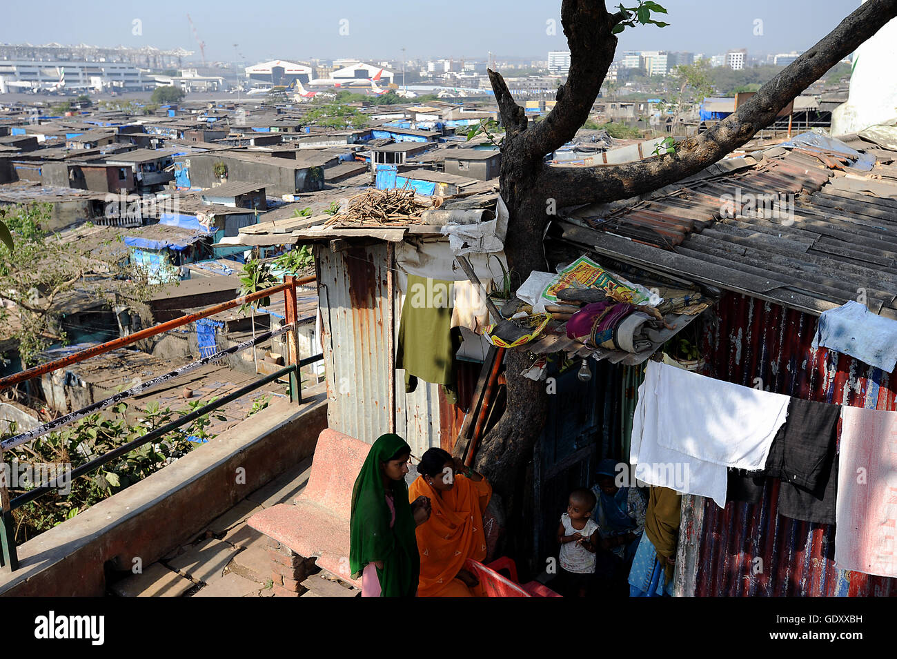INDIA. Mumbai. 2011. Jari Mari slum Stock Photo - Alamy