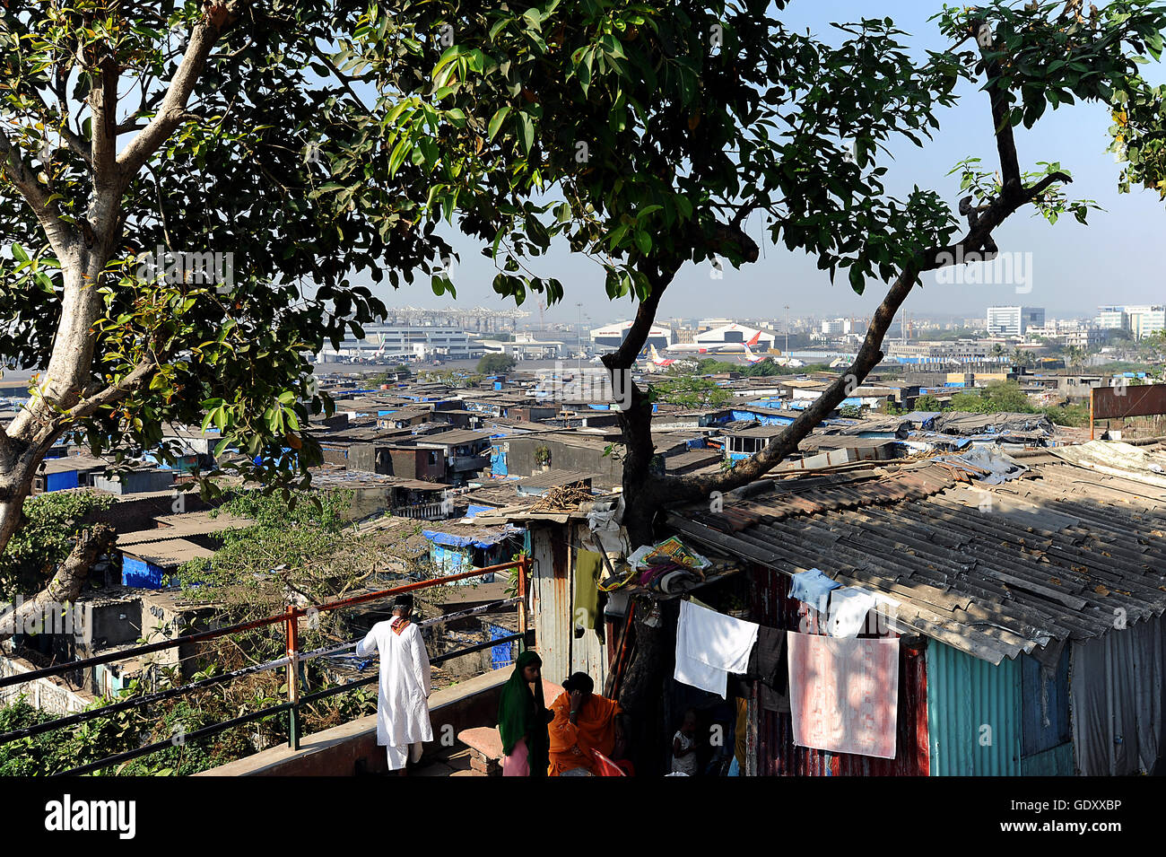 INDIA. Mumbai. 2011. Jari Mari slum Stock Photo - Alamy
