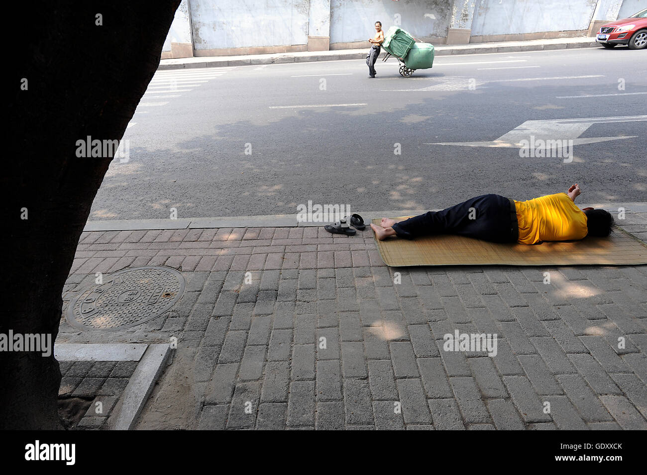 Street sleeper china hi-res stock photography and images - Alamy