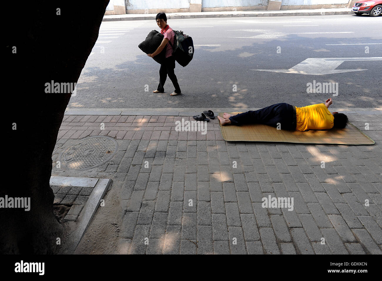 Street sleeper china hi-res stock photography and images - Alamy