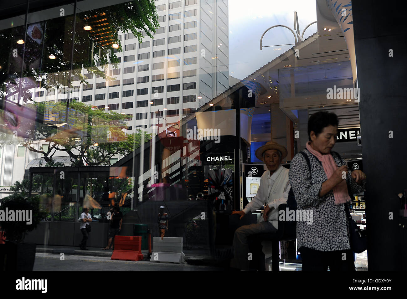 Singapore 2015 shopping mall hi-res stock photography and images - Alamy