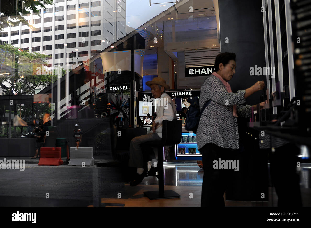 Singapore 2015 shopping mall hi-res stock photography and images - Alamy