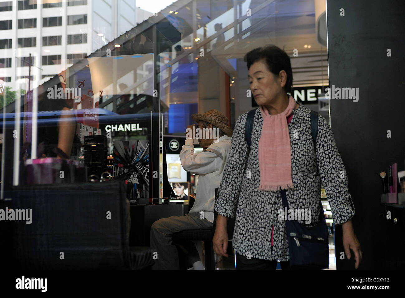 Singapore 2015 shopping mall hi-res stock photography and images - Alamy