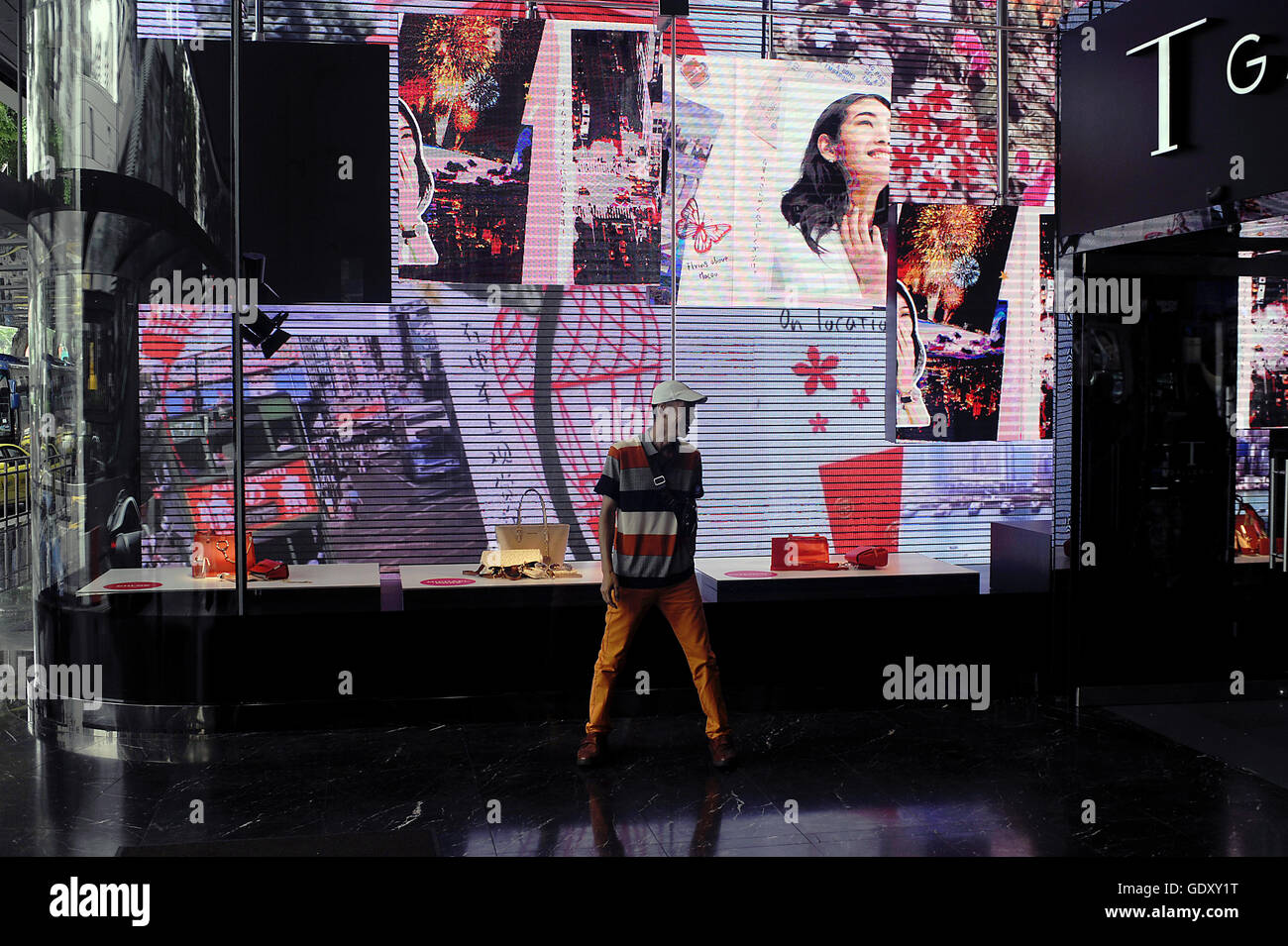 Singapore 2015 shopping mall hi-res stock photography and images - Alamy