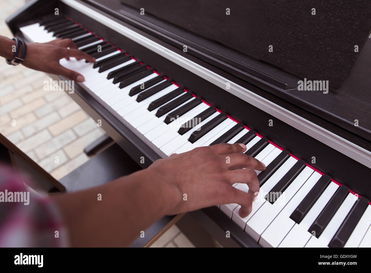 Keyboard musician hi-res stock photography and images - Alamy
