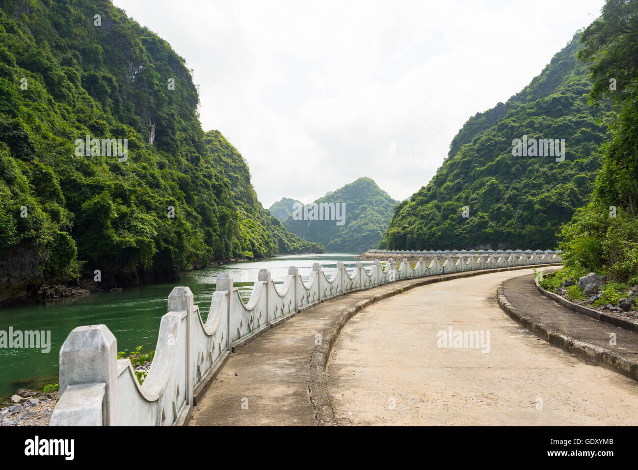 Pathway next to water hi-res stock photography and images - Alamy