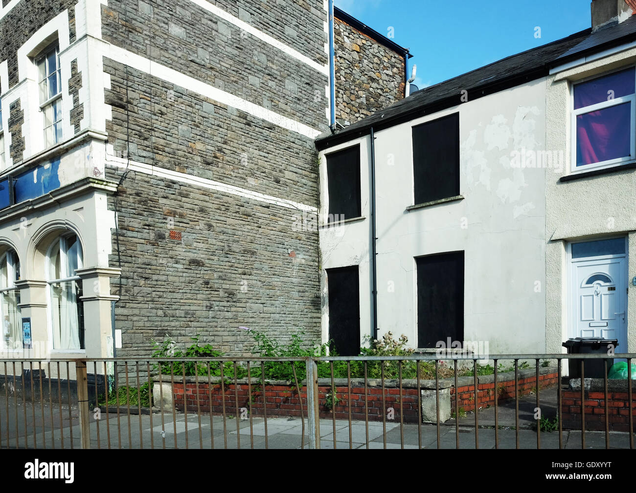 Blacked out windows hi-res stock photography and images - Alamy