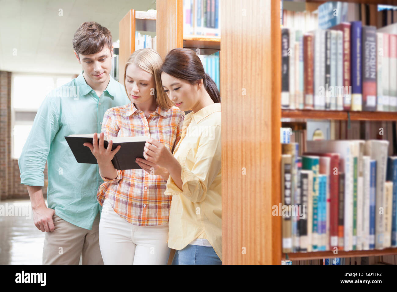 Students book library hi-res stock photography and images - Alamy