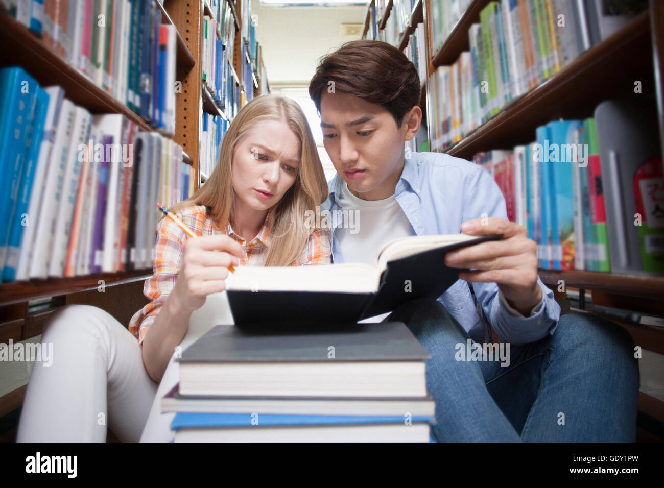 Students book library hi-res stock photography and images - Alamy