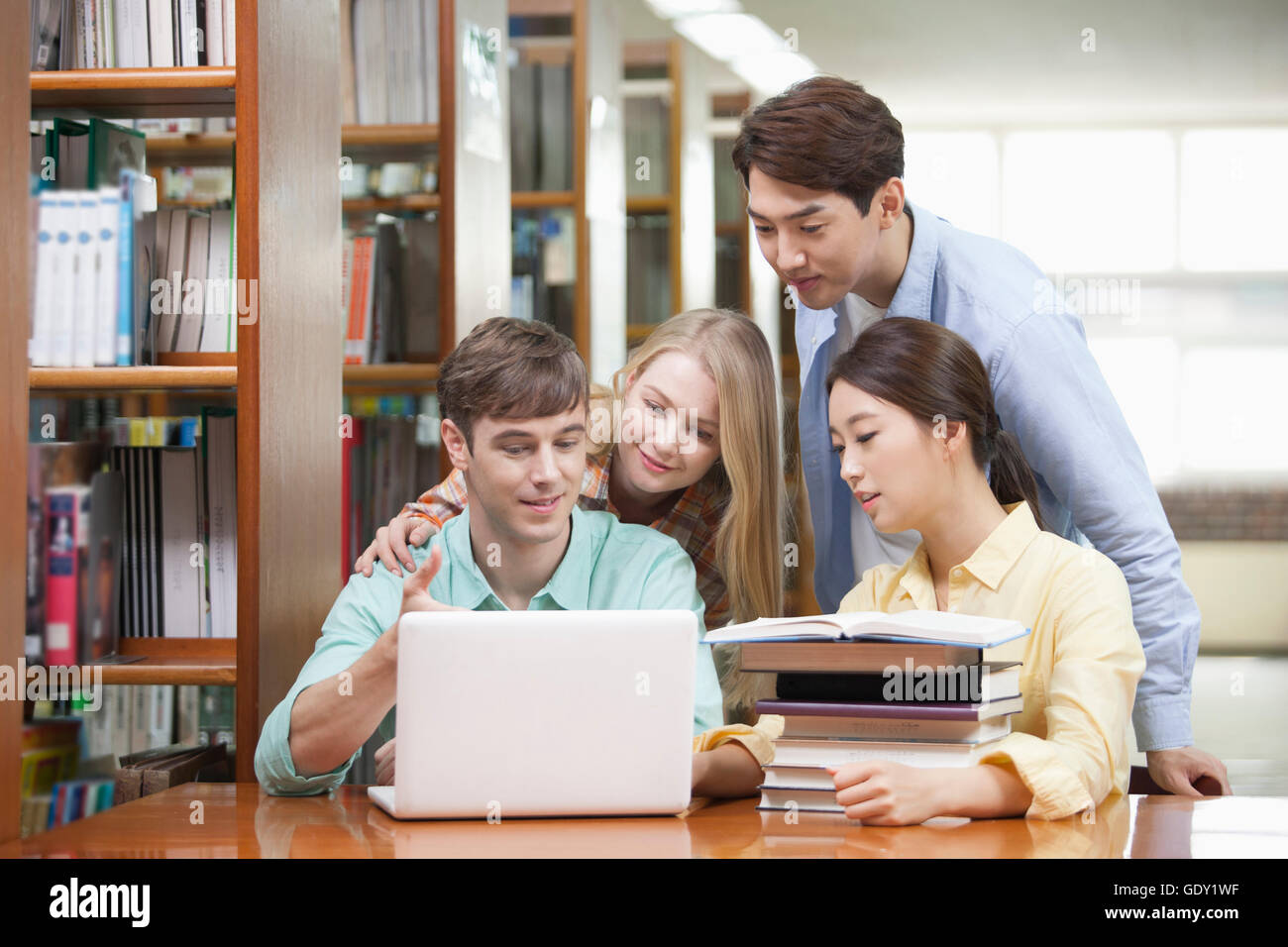 Students using computer library hi-res stock photography and images - Alamy