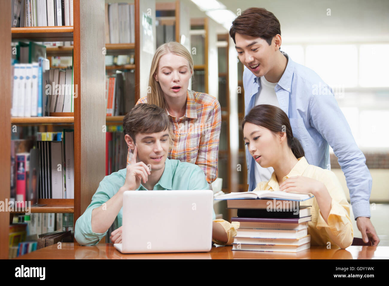 Students using computer library hi-res stock photography and images - Alamy
