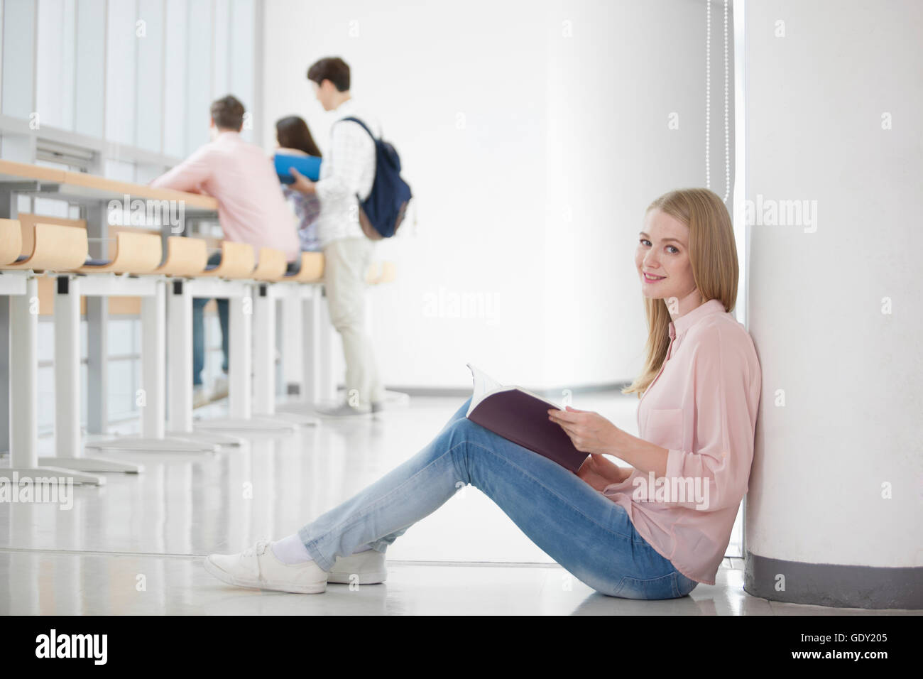 Sitting reading side view hi-res stock photography and images - Alamy