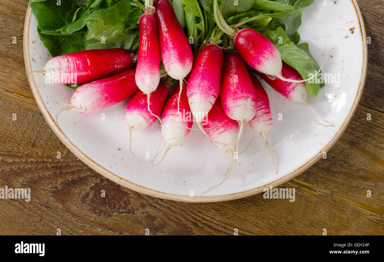 Bunch radishes on wooden plate hi-res stock photography and images - Alamy