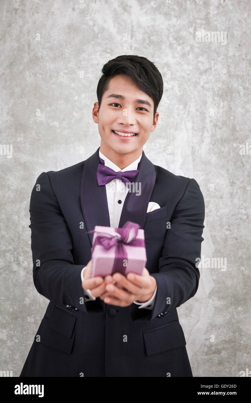 Man present box hi-res stock photography and images - Alamy