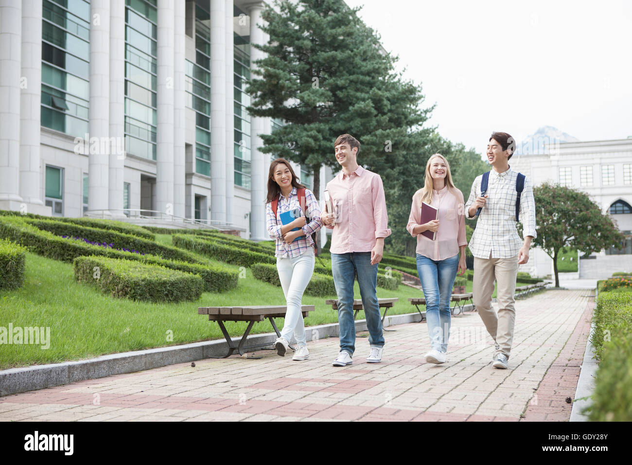 College students walking hi-res stock photography and images - Alamy