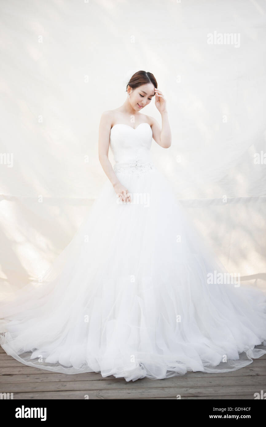 Head looking down hi-res stock photography and images - Alamy