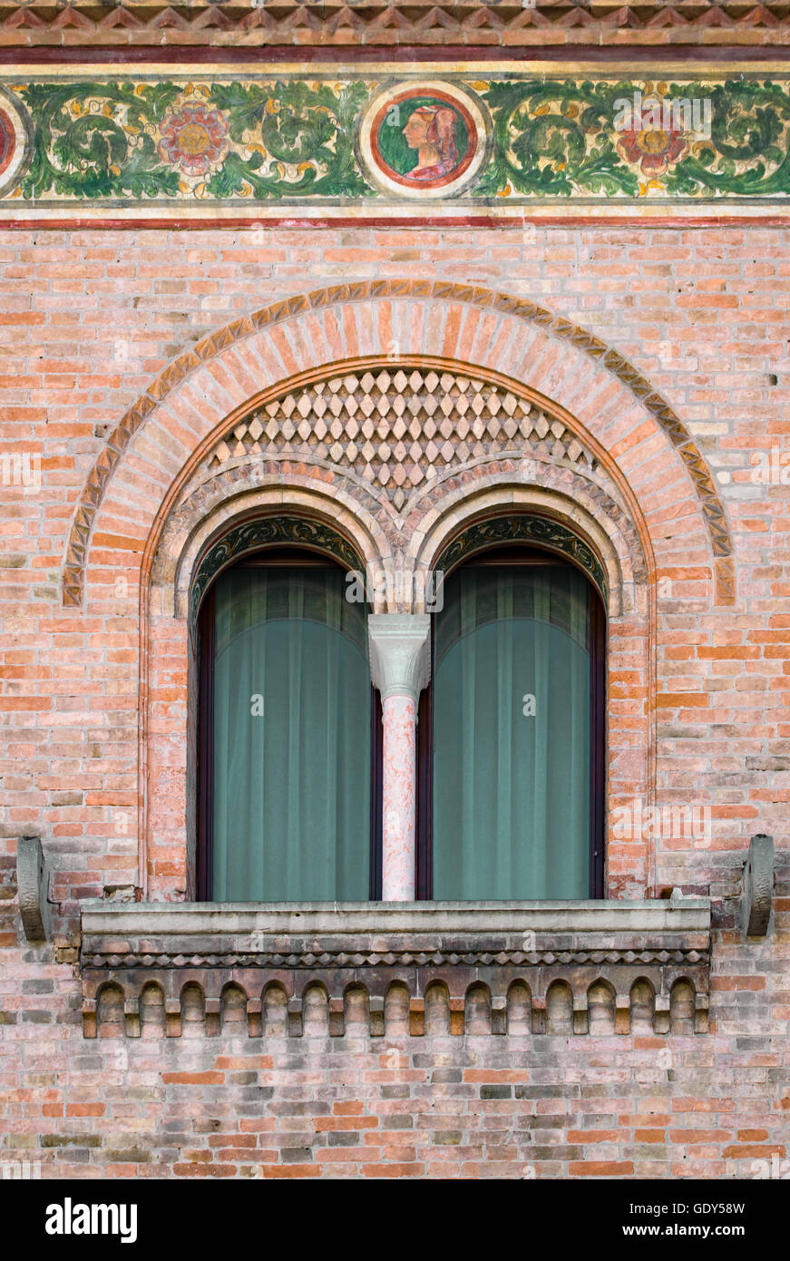 Medieval mullioned window hi-res stock photography and images - Alamy