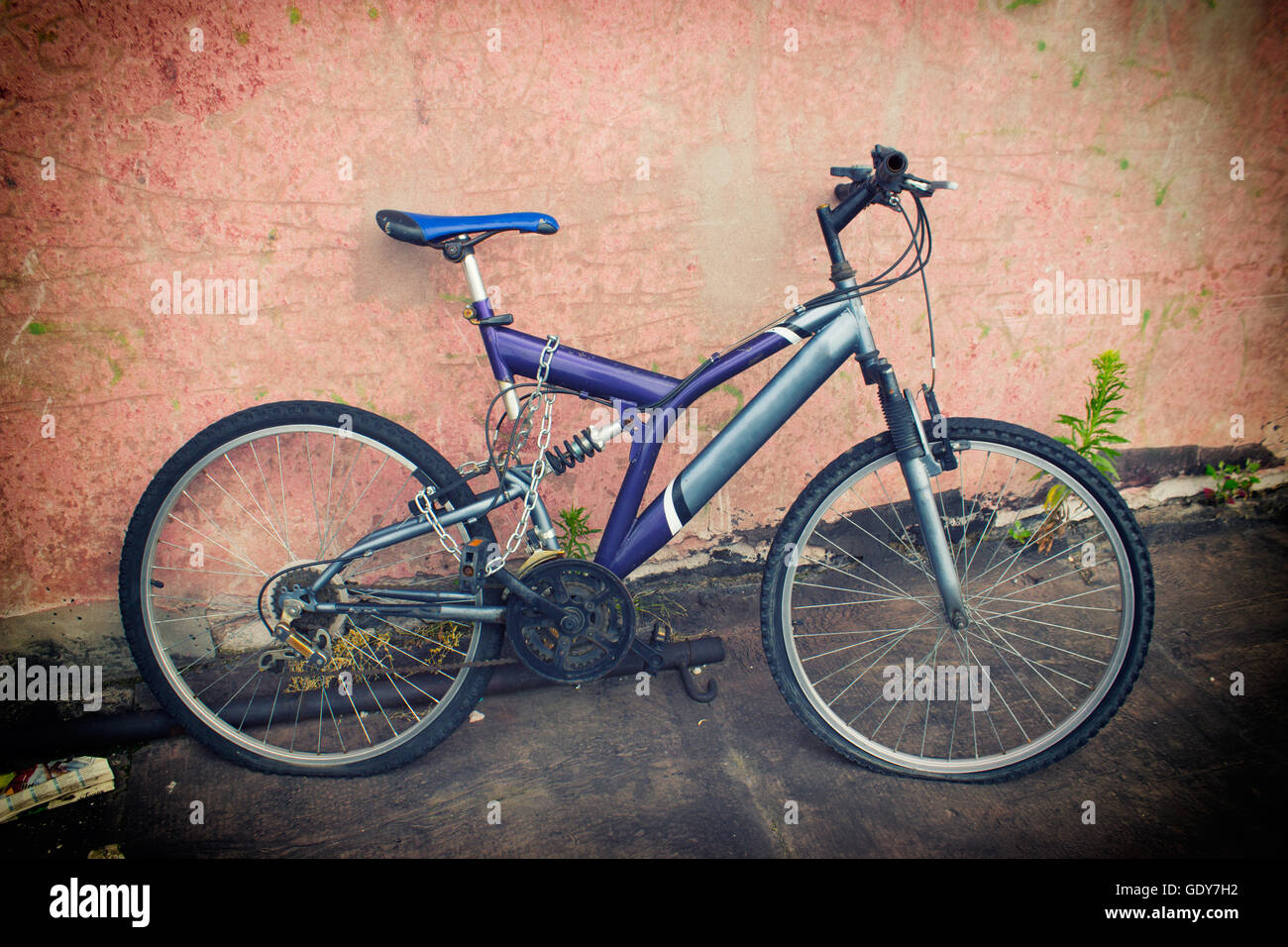 Bicycle against the wall hi-res stock photography and images - Alamy