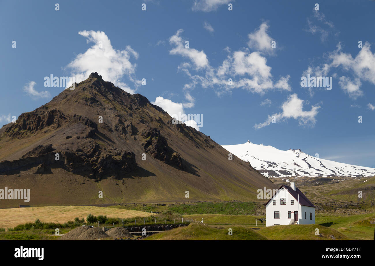 A small farmhouse in Iceland below the Snæfellsjökull glacier Stock ...
