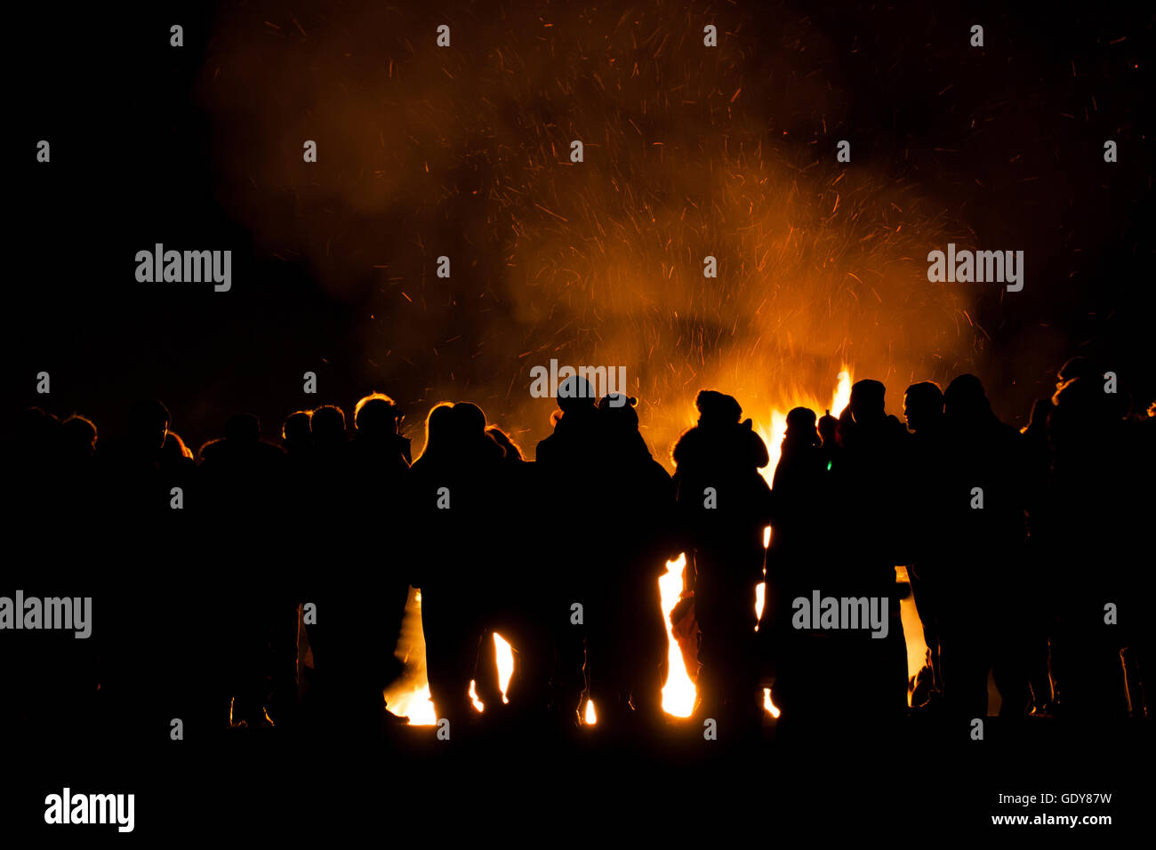 People watching a bonfire hi-res stock photography and images - Alamy